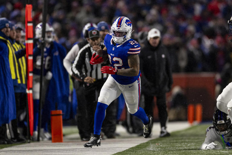 Best Dolphins vs. Bills player prop bets: Ray Davis among top TNF options