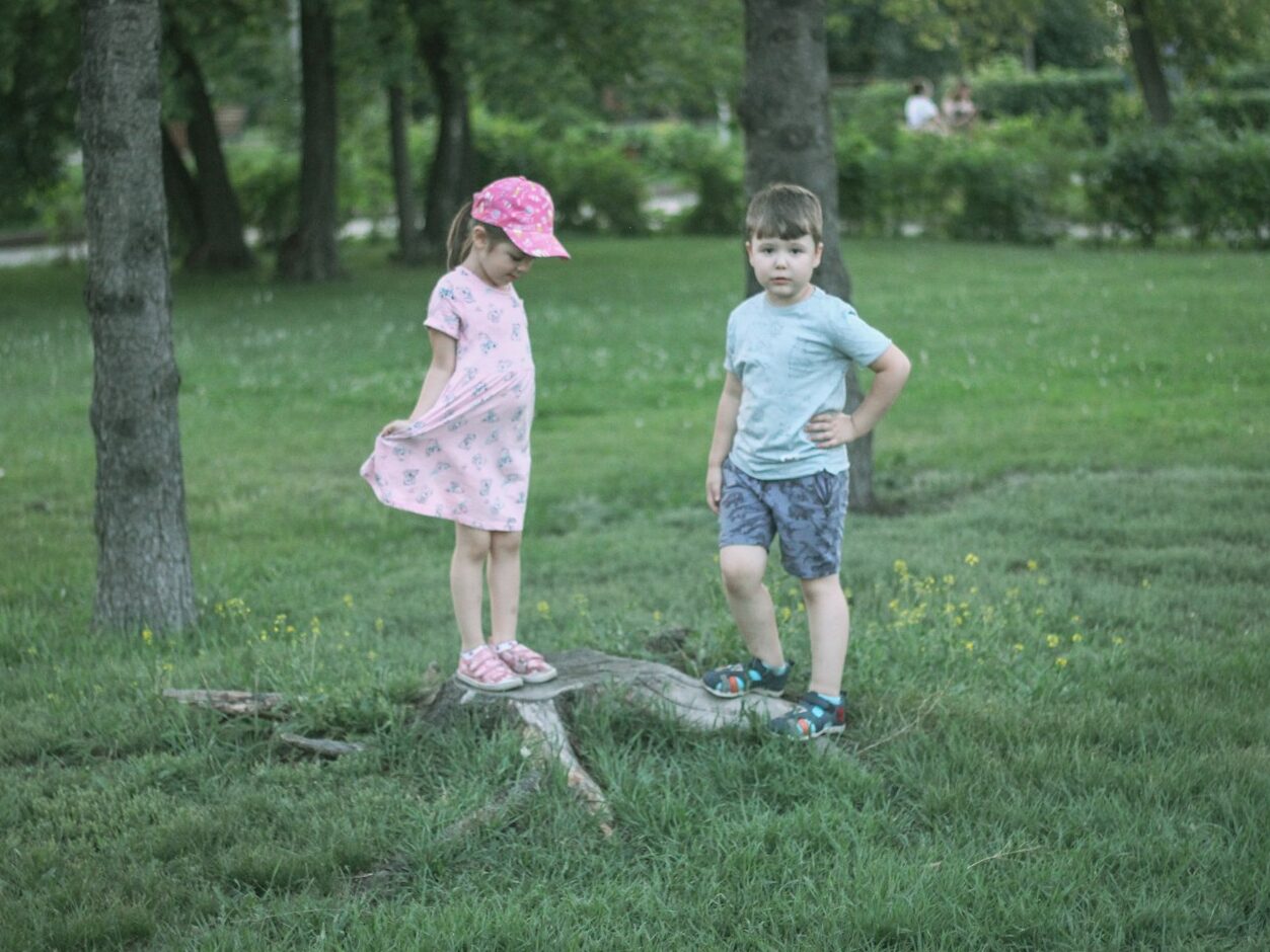15 Telling Signs of Parental Favoritism