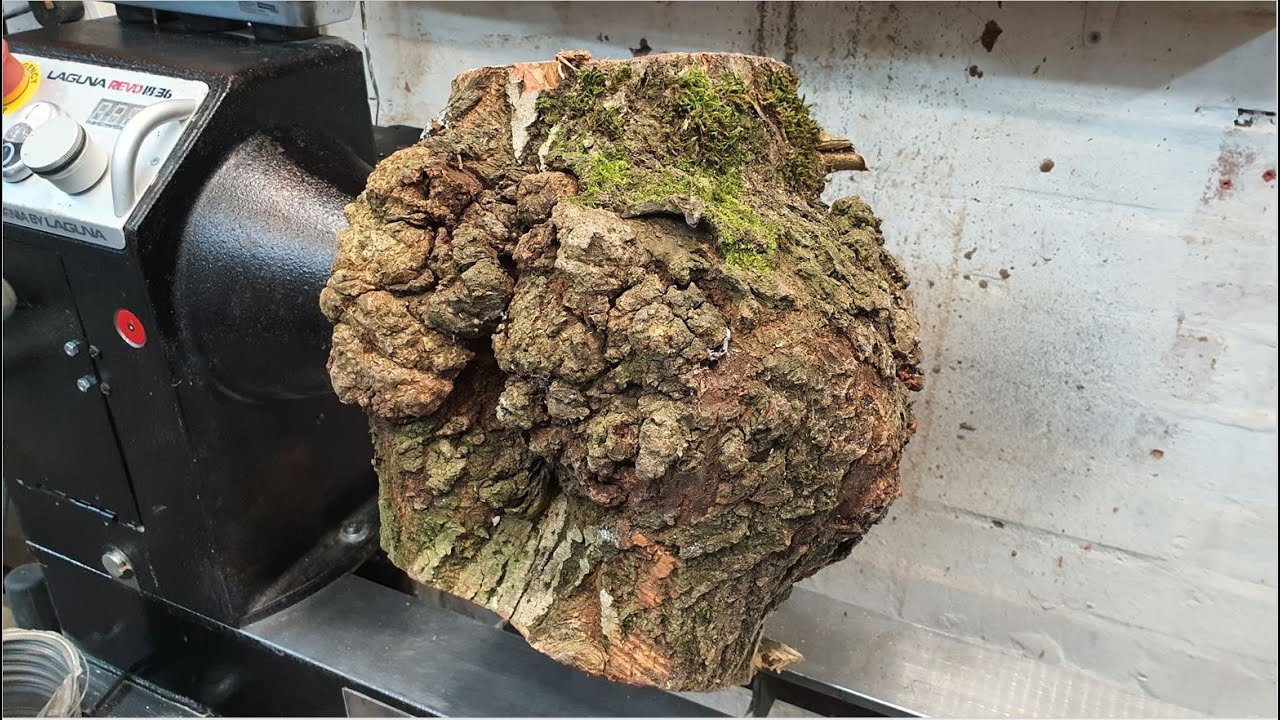 I transformed wood into a planet lamp!