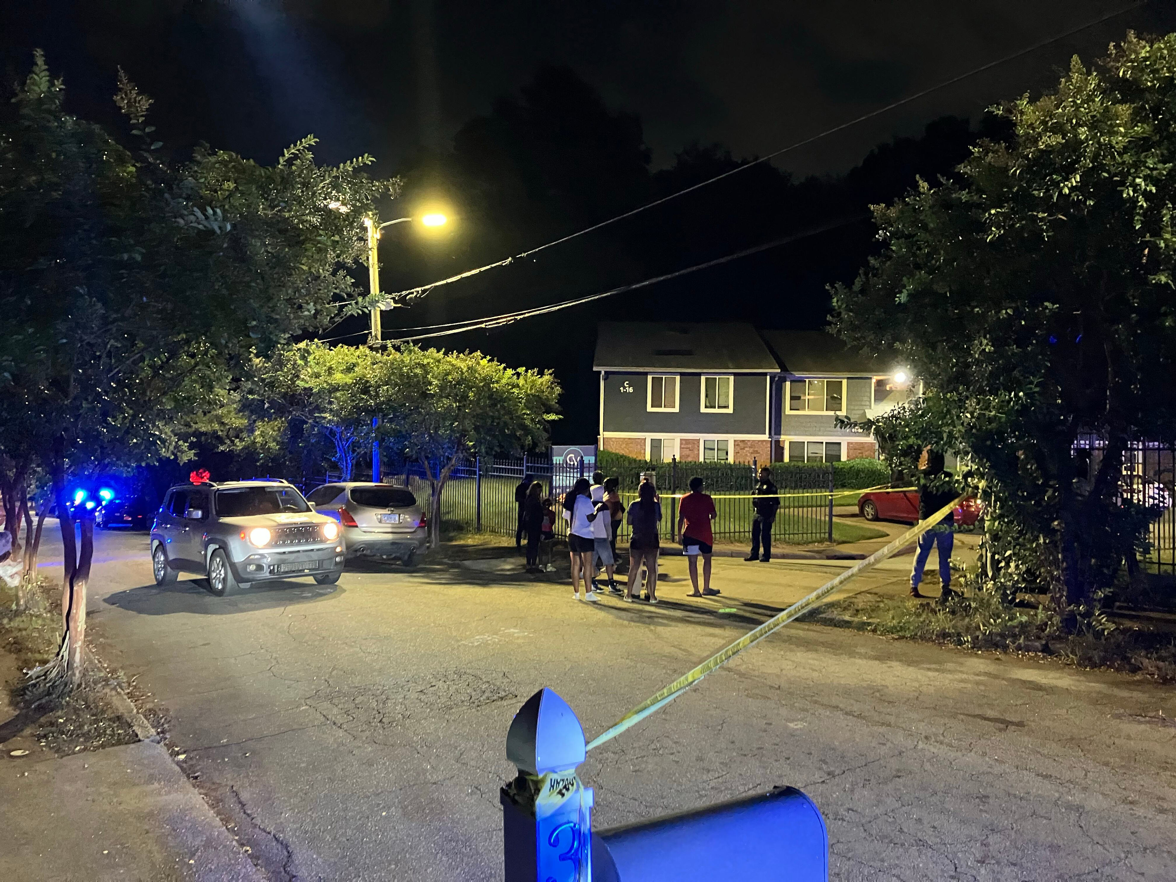 3 teens, 1 child shot at southeast Atlanta apartment complex, police say
