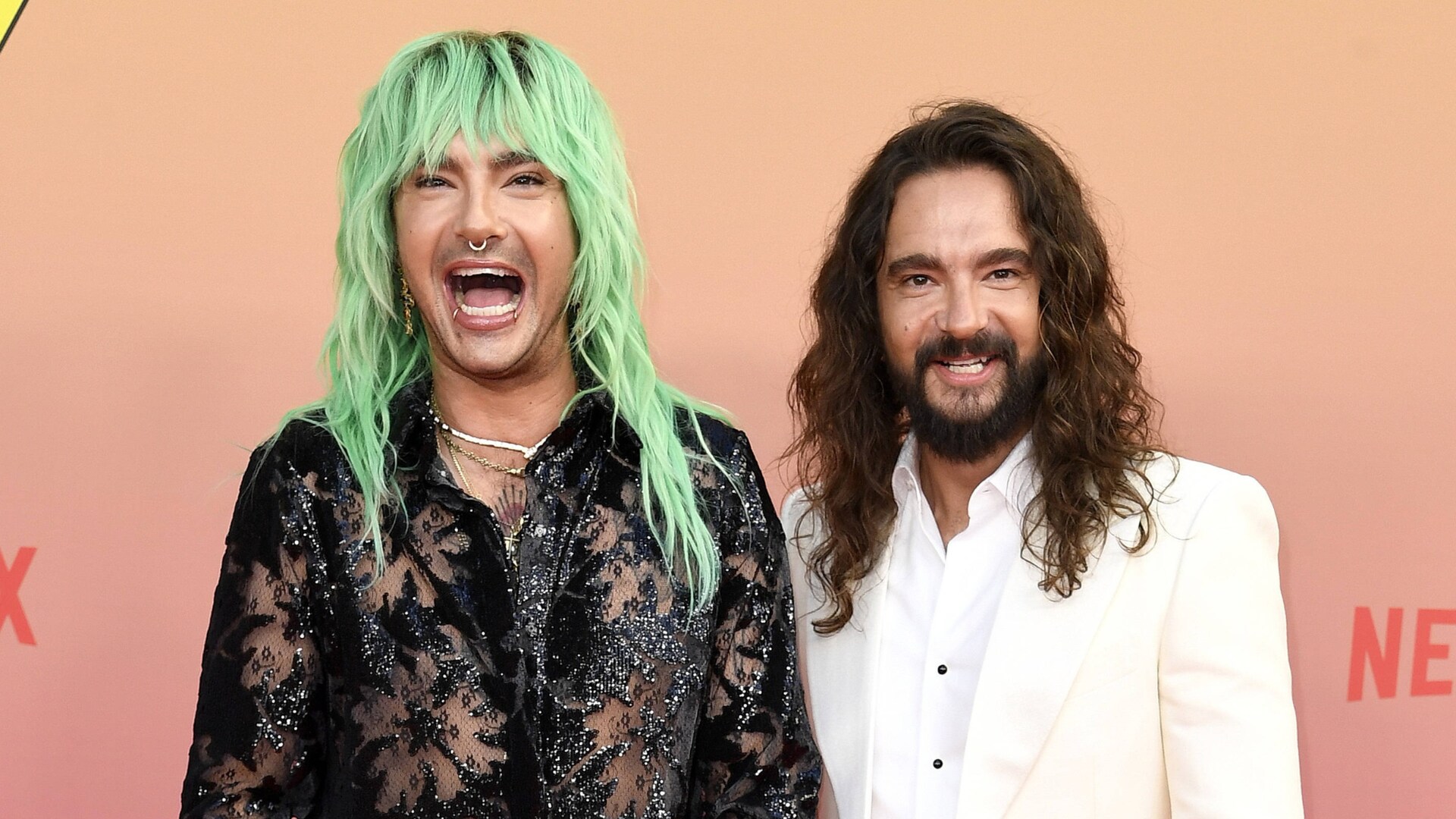 Kaulitz-Brüder zeigen sich in Tracht mit Mama – witziges Detail sorgt ...