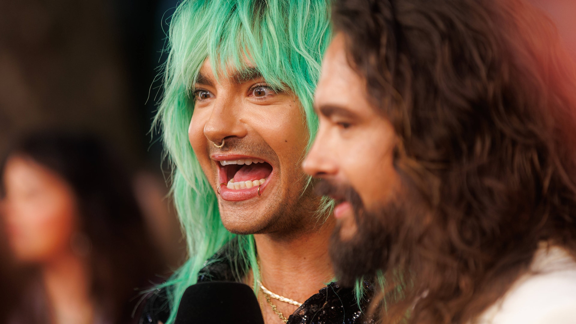 Kaulitz-Brüder zeigen sich mit Mutter in Tracht – Fans fällt pikantes ...