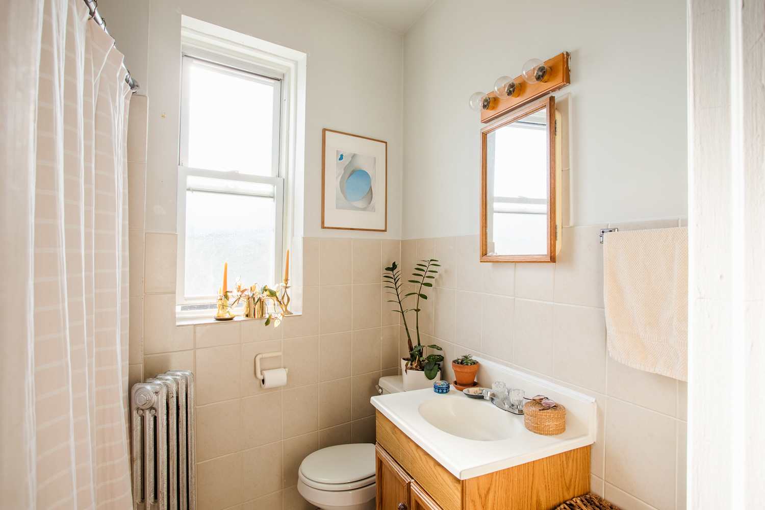 I'm using a linen sheet in my bathroom - the result is surprisingly ...