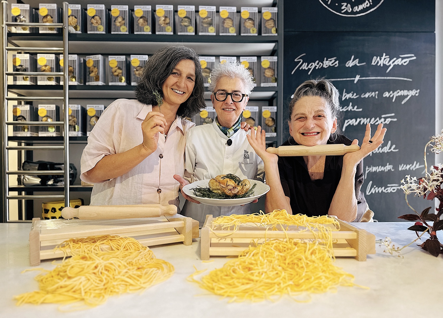 Ana Soares, do Mesa III Pastifício, recebe Mara Salles e Neide Rigo