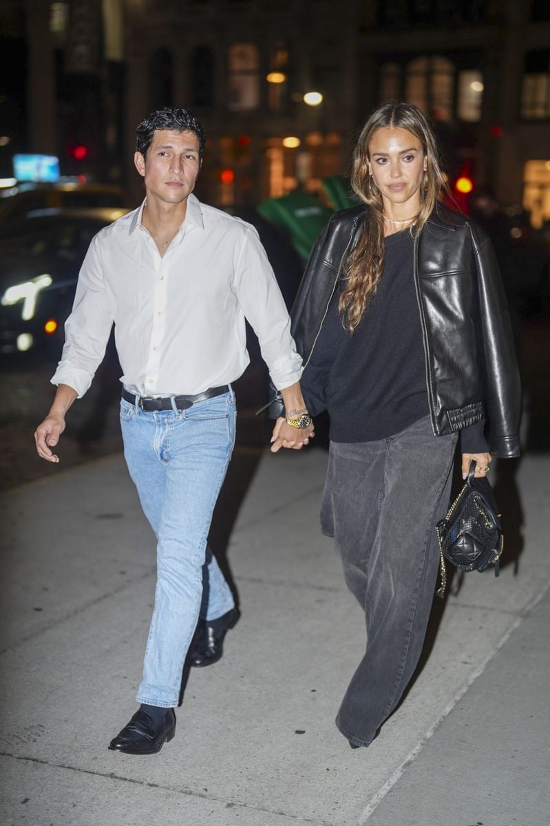 Jessica Alba's boyfriend, actor Danny Ramirez, pulls hilarious airport ...