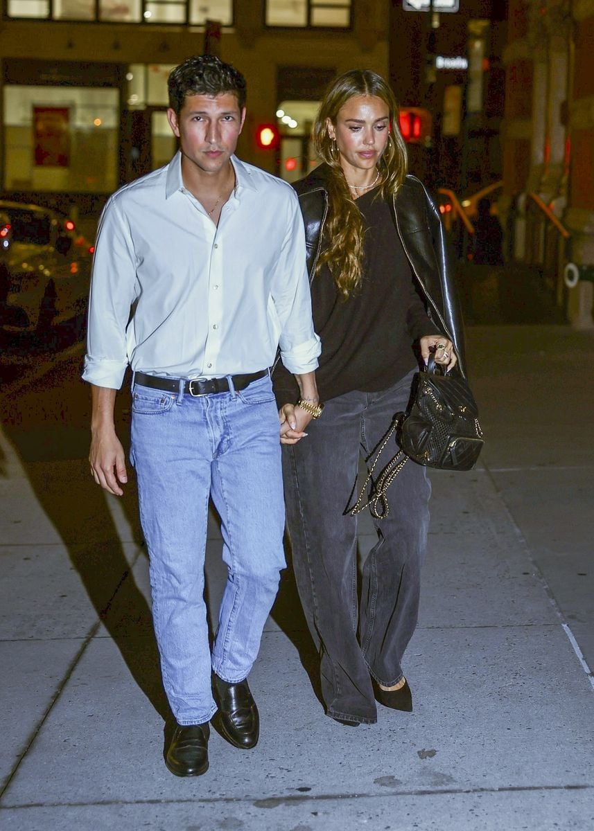 Jessica Alba's boyfriend, actor Danny Ramirez, pulls hilarious airport ...