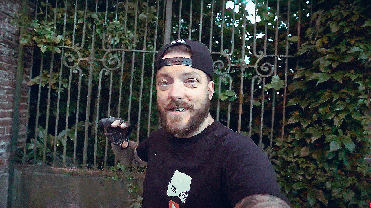 The family disappeared! Inside the abandoned Malediction Mansion