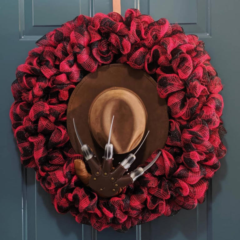 50+ Un-boo-lievable Halloween Wreaths That Scream Spooky and Stylish