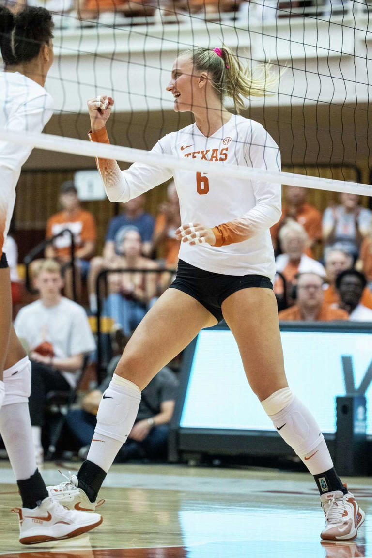 Live updates: No. 2 Texas volleyball tries to hand No. 3 Kentucky first ...
