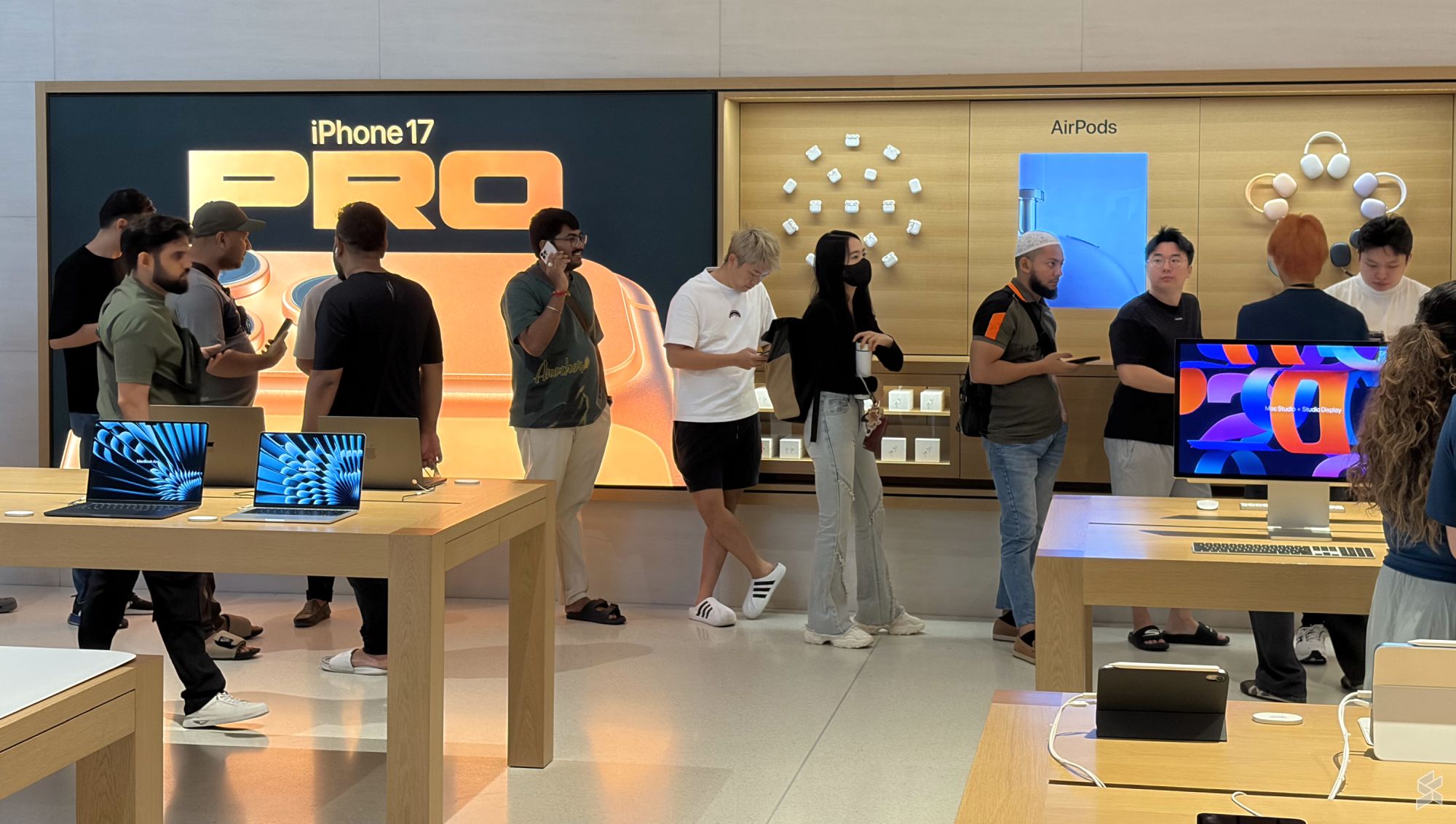 iPhone 17 officially arrives in Malaysia and here’s the queue at Apple ...