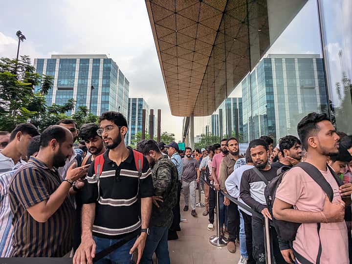 iPhone 17 Launch Mania: Chaos Erupts As Sales Begin At BKC Apple Store ...