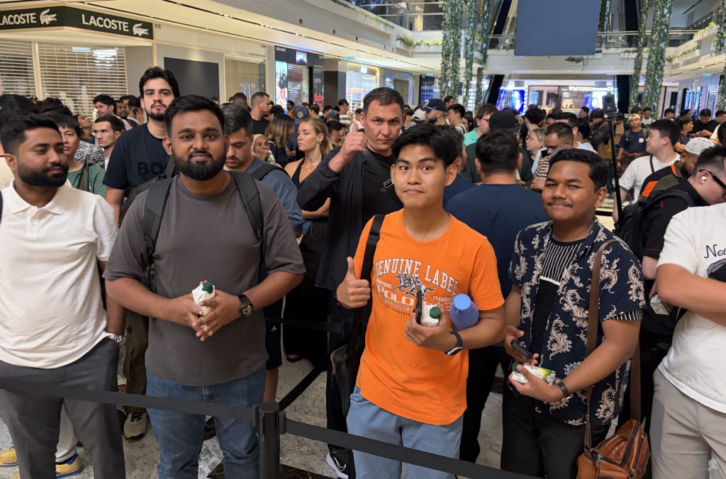 iPhone 17 officially arrives in Malaysia and here’s the queue at Apple ...