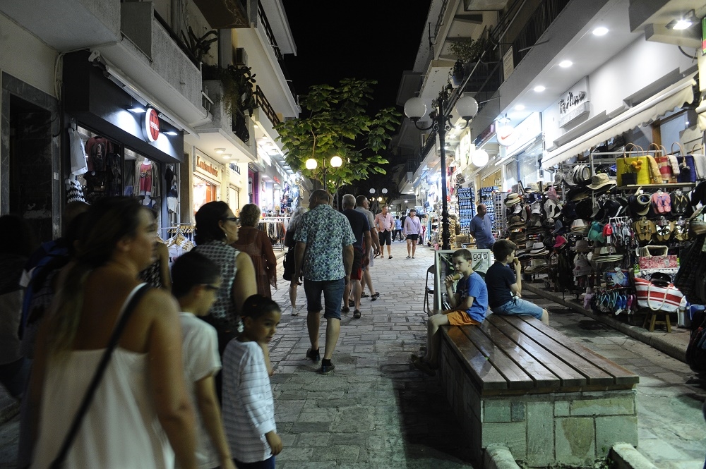 Γιατί όλοι θέλουν τους Ινδούς τουρίστες