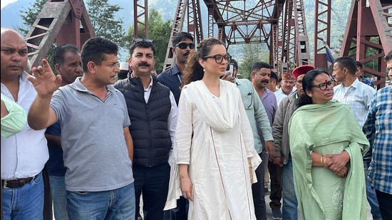 Mandi MP shown black flags by Congress in Manali