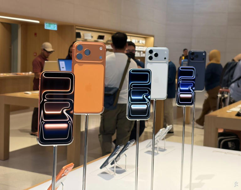 iPhone 17 officially arrives in Malaysia and here’s the queue at Apple ...