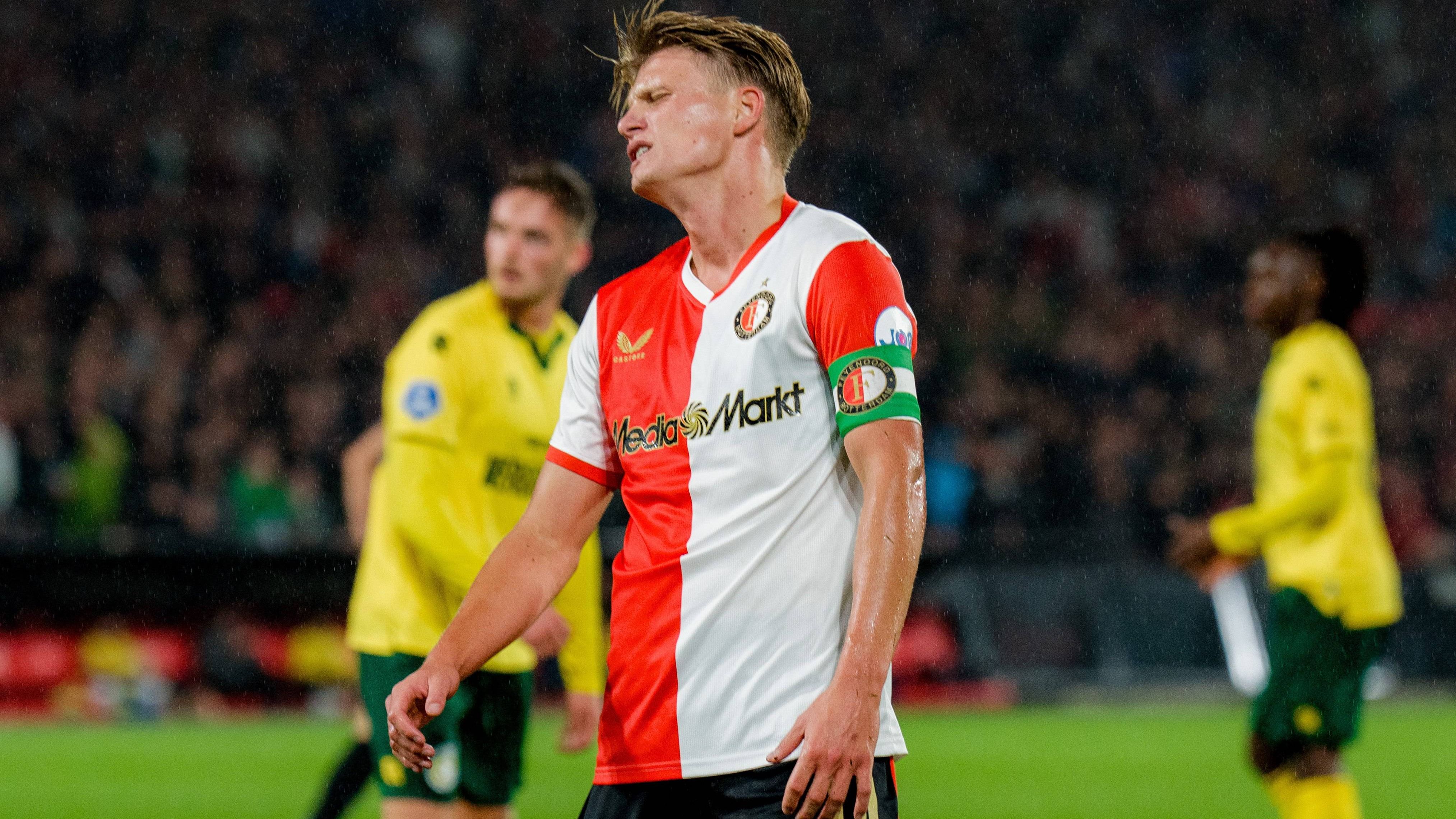 Robin van Persie verrast op het middenveld van Feyenoord in kraker ...