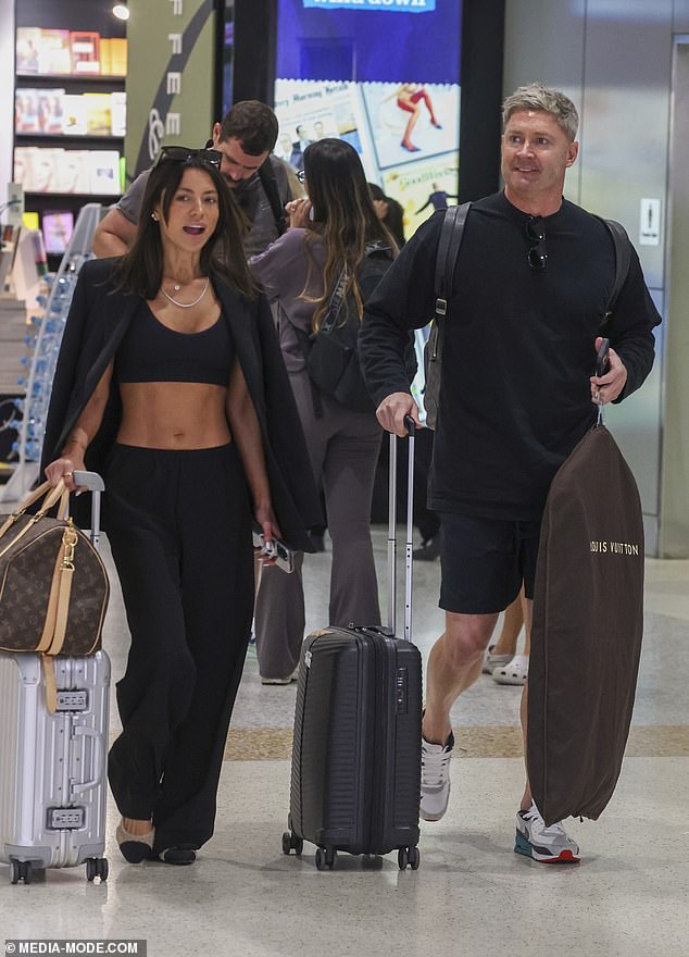 Michael Clarke's girlfriend Arabella Sherborne shows off her ripped abs ...