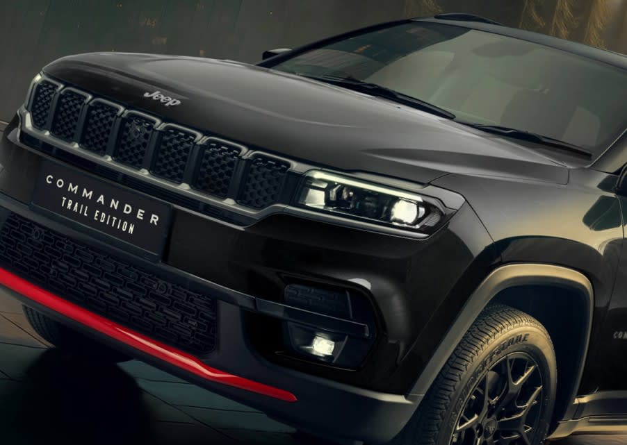 レッドが映える150台限定コマンダー Jeep® Commander Trail Edition発売