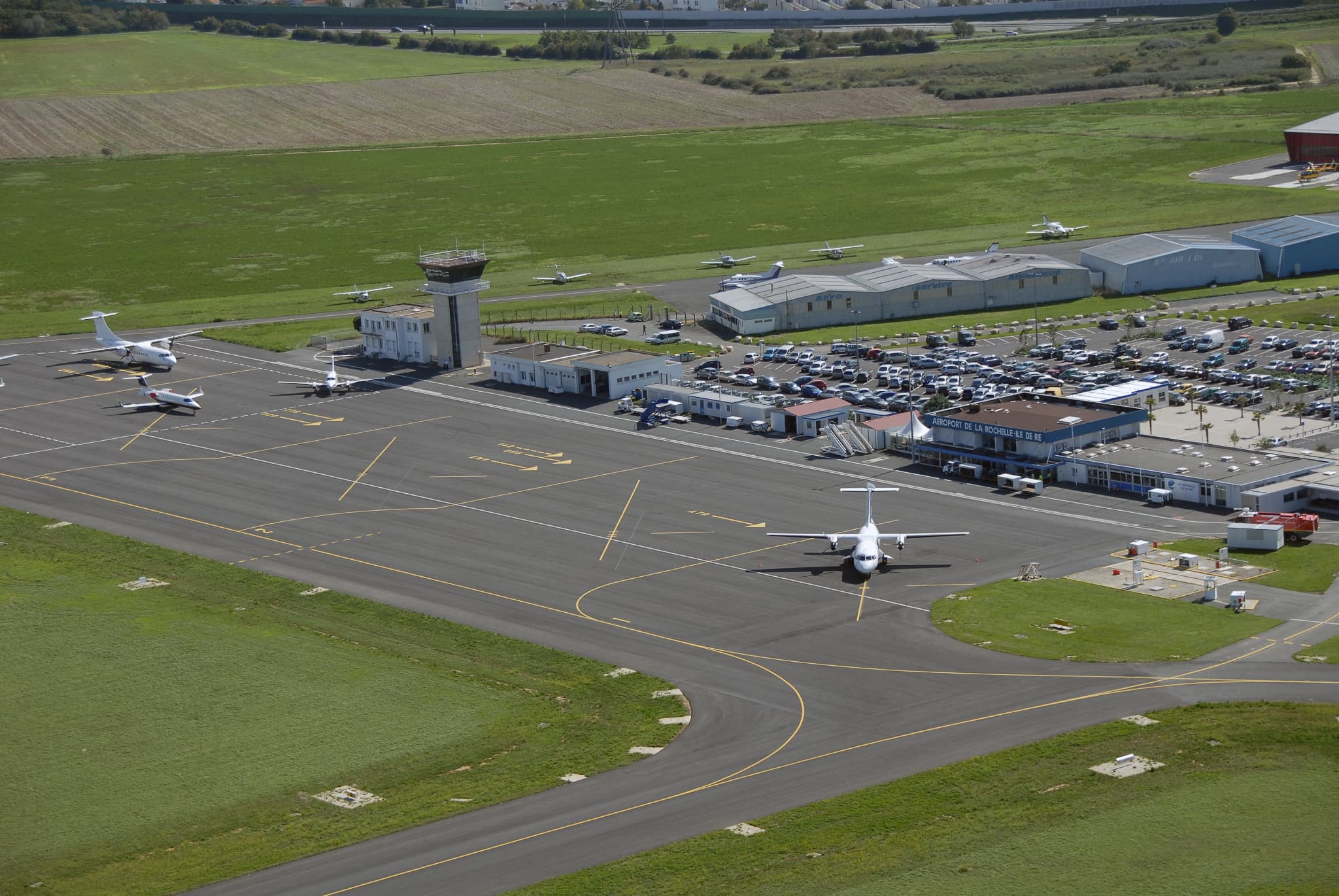 La Rochelle: avec 300.000 voyageurs attendus fin 2025, l'aéroport sur ...