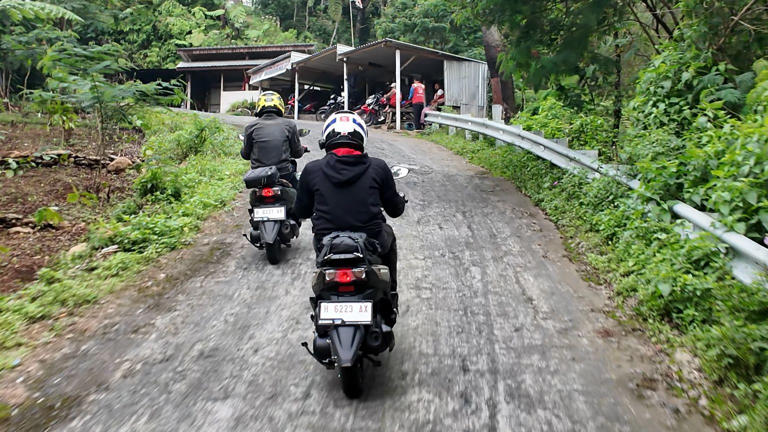 Ahli Ungkap Fungsi Penting Rem Belakang Motor di Jalan Menanjak