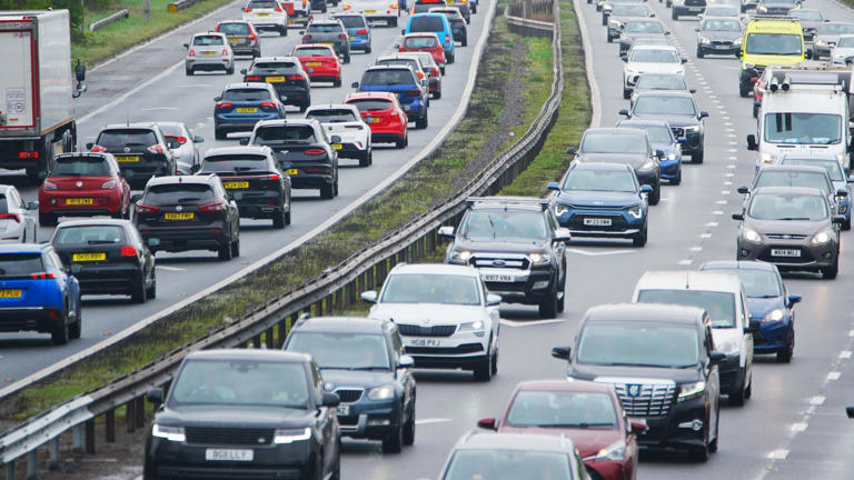 Emergency closure of M5 after two crashes