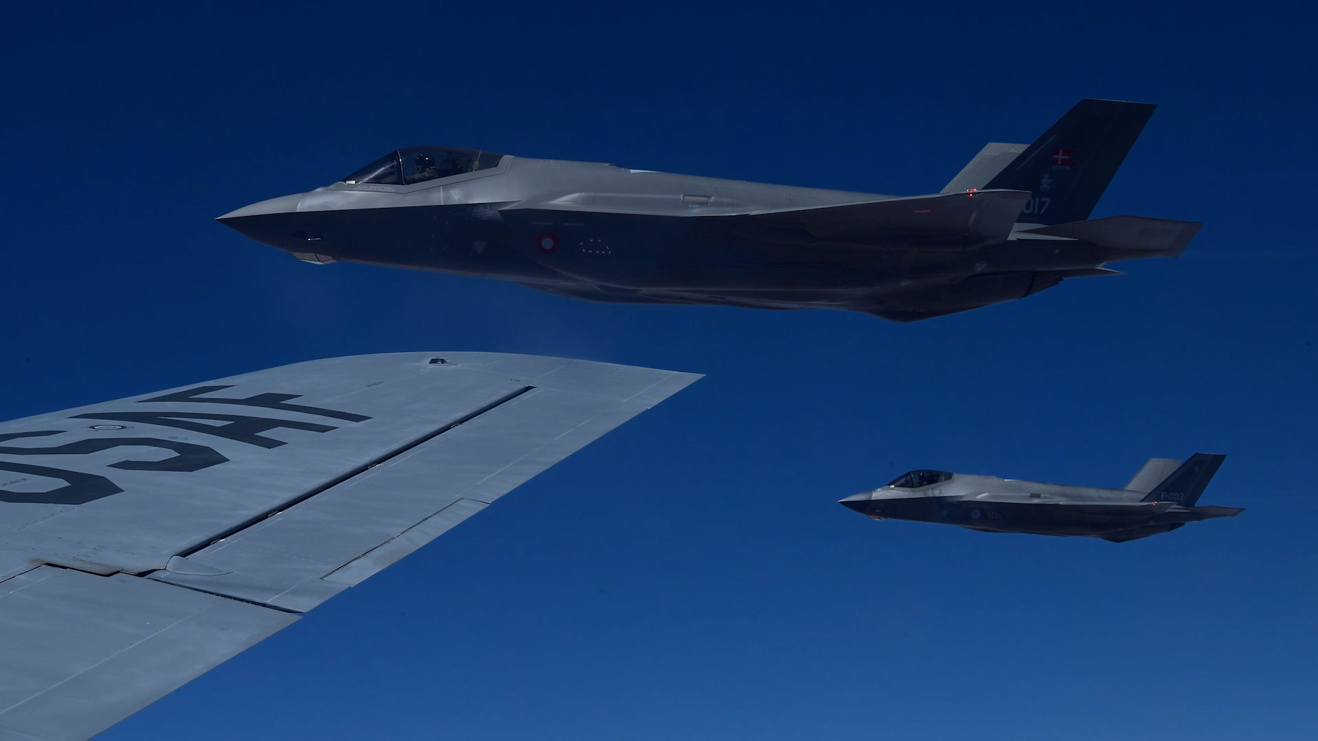 Decollo e atterraggio del caccia F-35A dell’Aeronautica USA