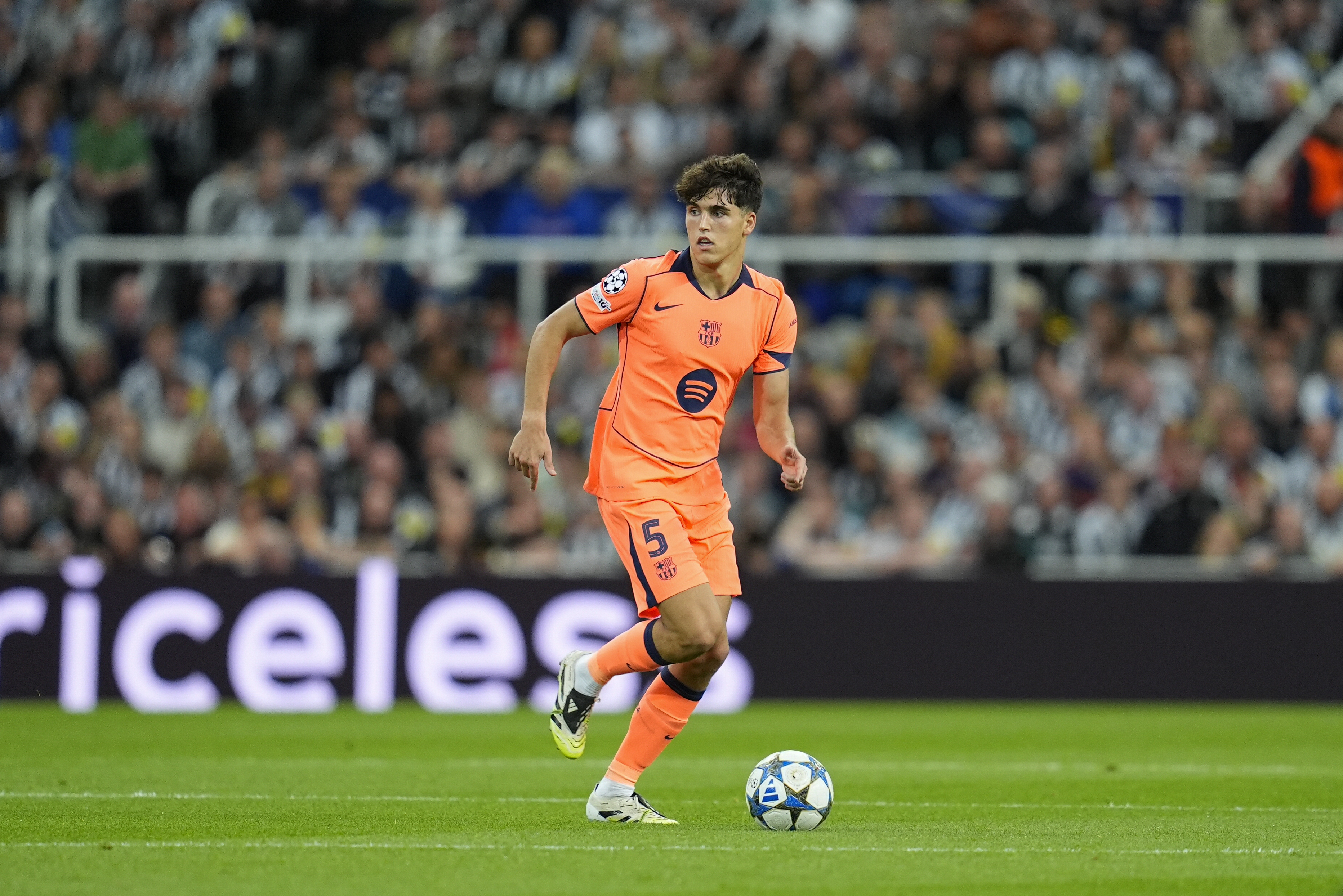 Latest on Pau Cubarsi after Barcelona defender picks up knee injury ...