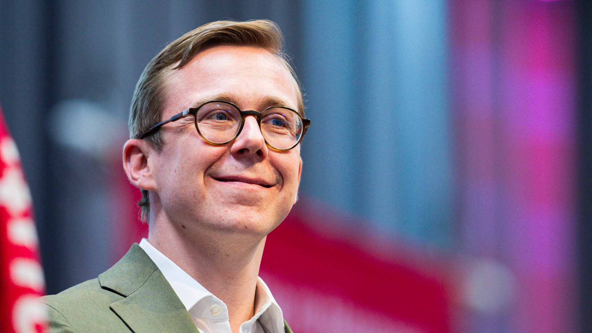 CDU-Politiker Philipp Amthor begeistert mit Freundin Carlotta auf rotem Teppich