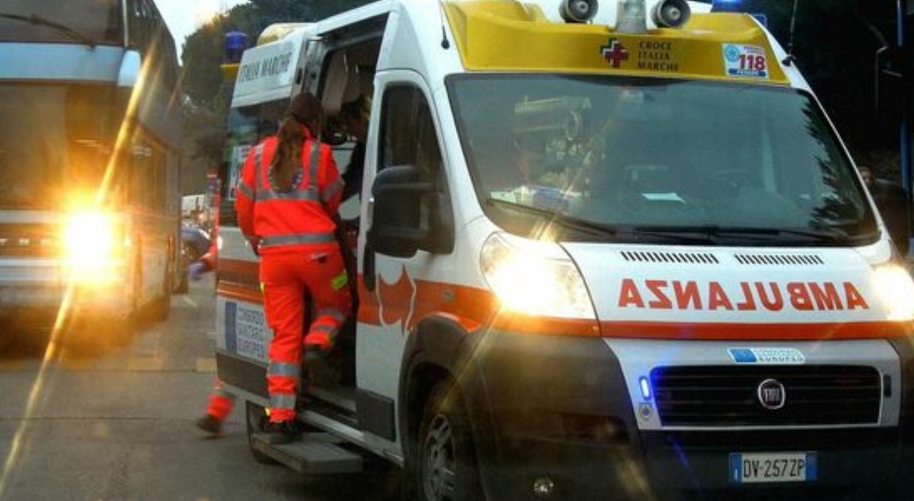 Ragazzino in bici viene travolto da un'auto mentre attraversa sulle ...