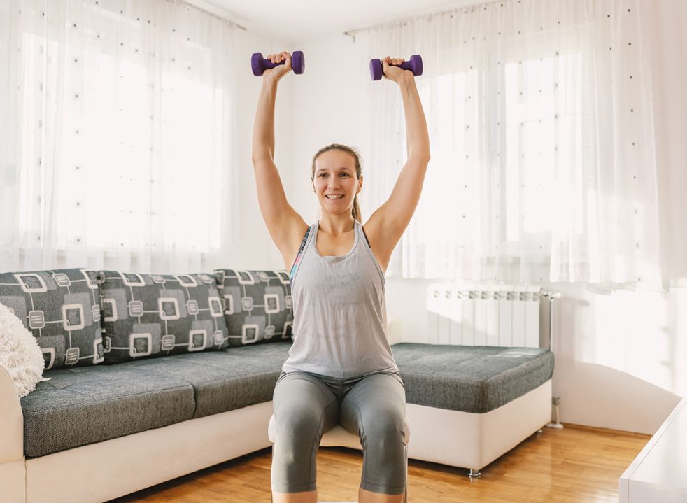 I'm a trainer and here are 5 dumbbell exercises that help build ...