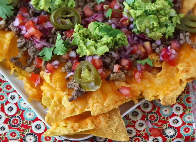 Nachos con guacamole, queso y chili con carne, perfectos para un ...
