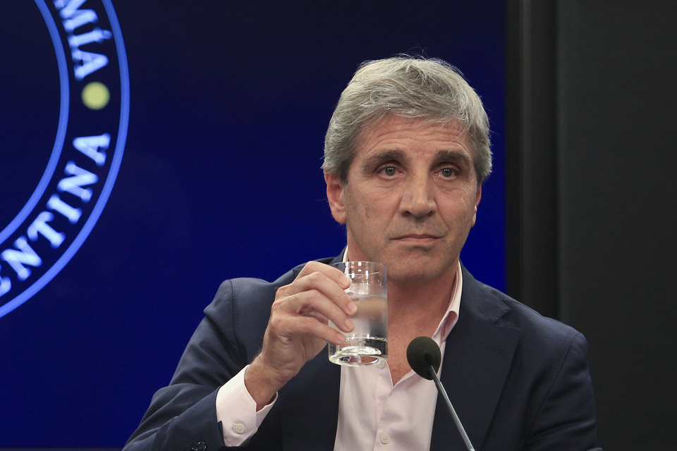 Víctor Hugo trató de "ladri" y "fugador" a Caputo: "Tiran dólares a la ...
