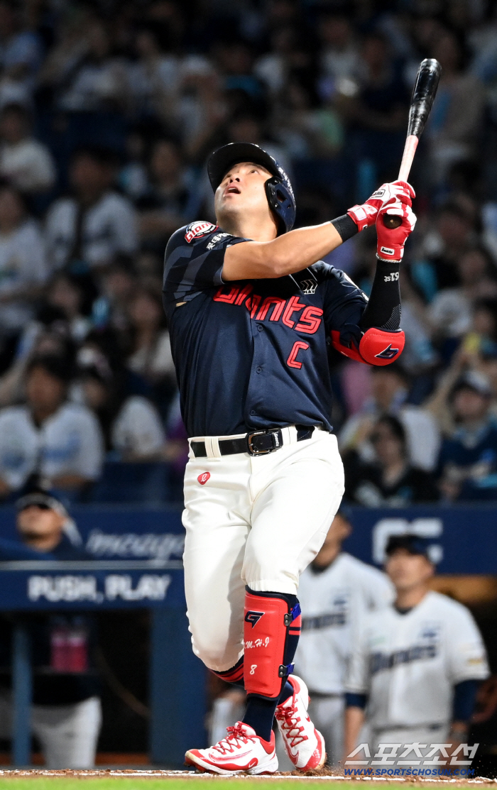 Before returning to the starting lineup, Jun-woo made his first at-bat ...
