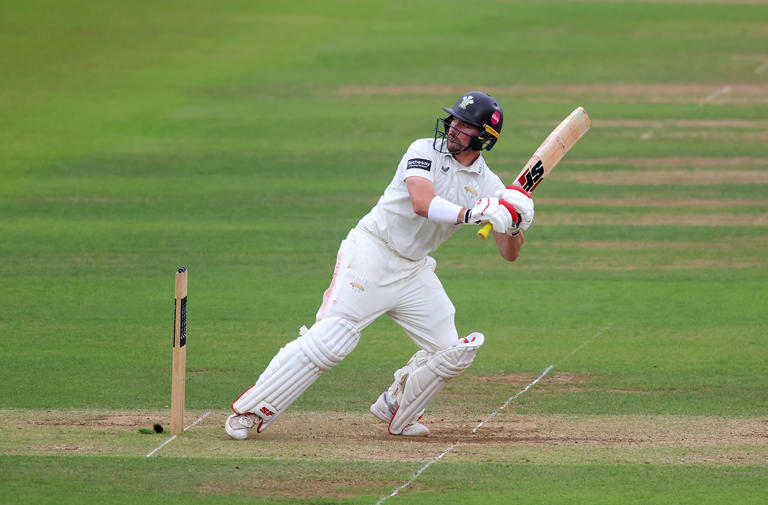 Burns, Sibley carry the fight as Surrey, Notts face thrilling final-day ...