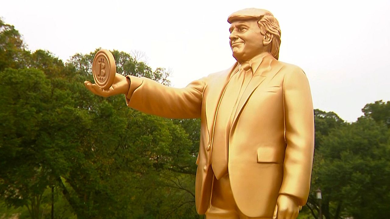 Une statue géante de Trump tenant un Bitcoin exposée à Washington