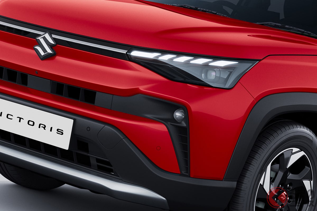 新車約175万円！ スズキが「新型SUV」発表！ 全長4.3mの“ちょうどいいサイズ”に斬新「3つのパワトレ」搭載！ 5速MTもある新型「ビクトリス」インドで発売！