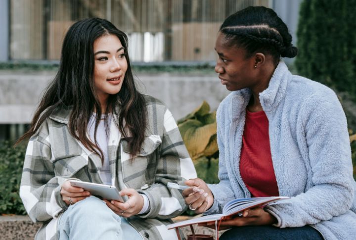 People Who Never Struggle Socially Use These 10 Conversation Tricks