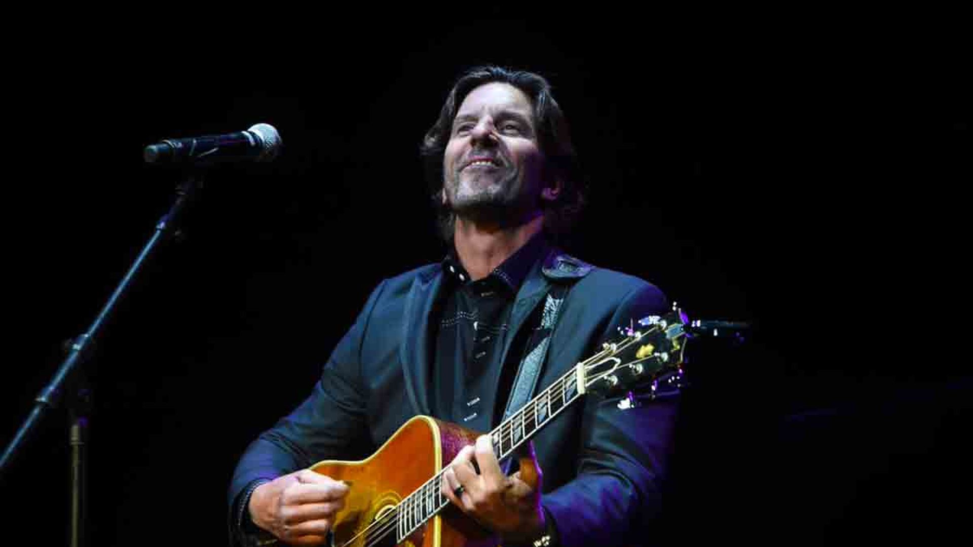 Incidente aereo, morte tragica per Brett James, il cantautore di “Jesus ...