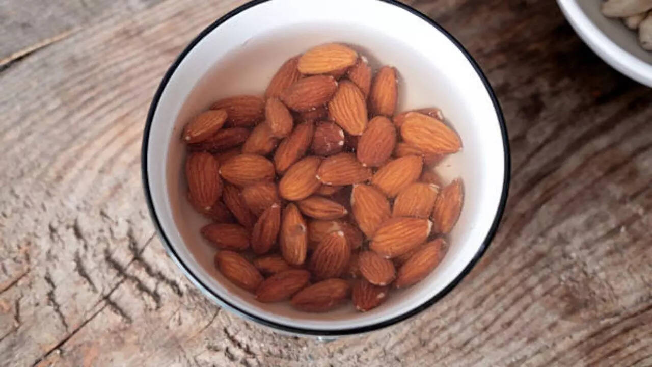5 reasons why soaking almonds makes them healthier and nutritious