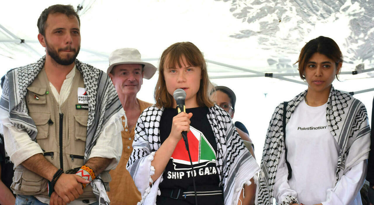 Greta Thunberg e la Flotilla, l'attivista svedese ferma a Siracusa ...