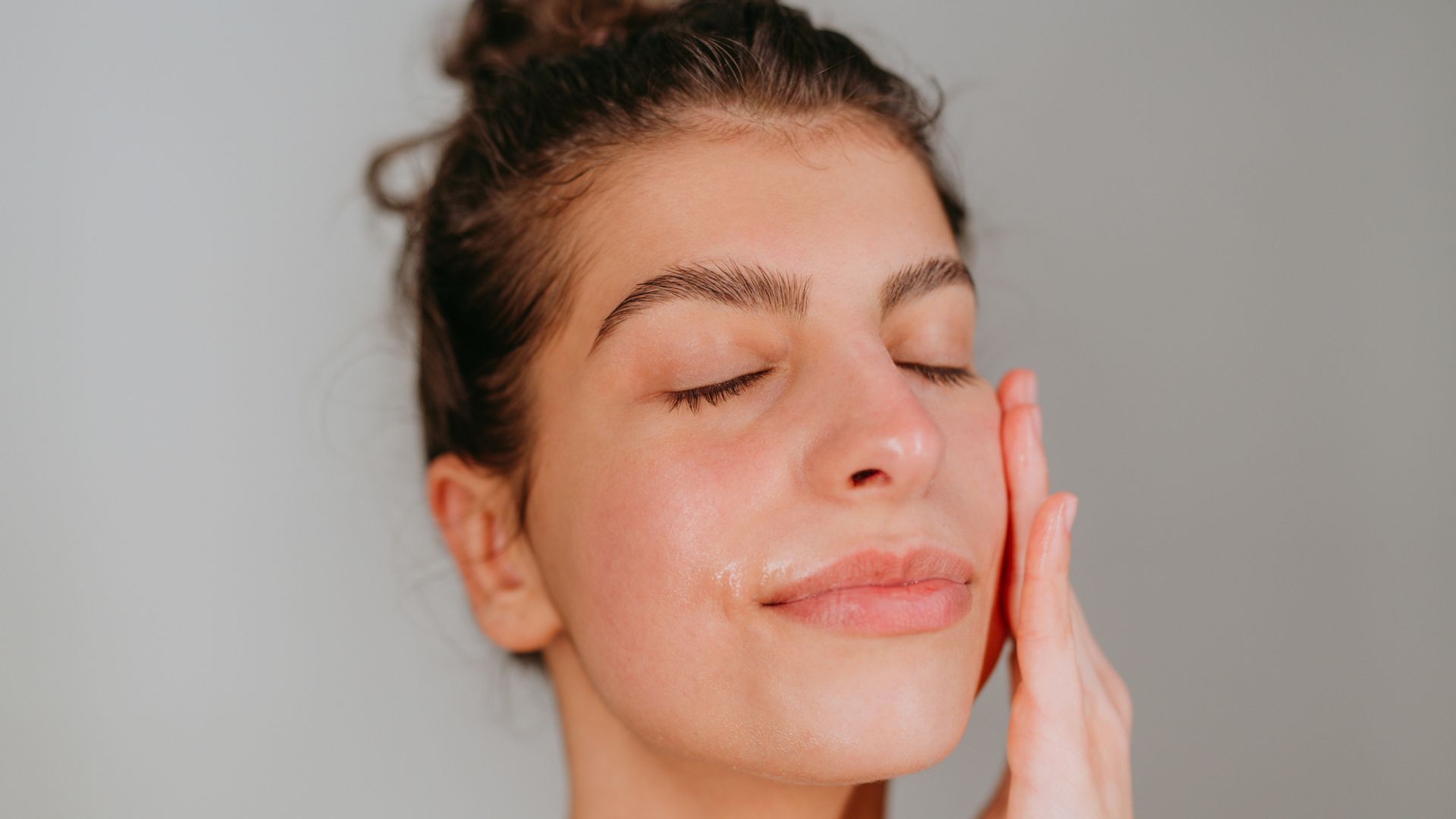 What causes perimenopausal oily skin in your 40s? And how to get your ...