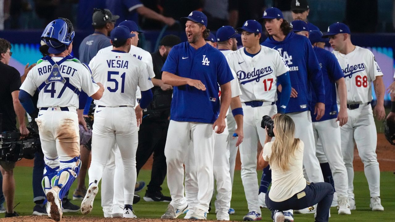 Dodgers’ Kershaw gets standing ovation in last regular-season home start