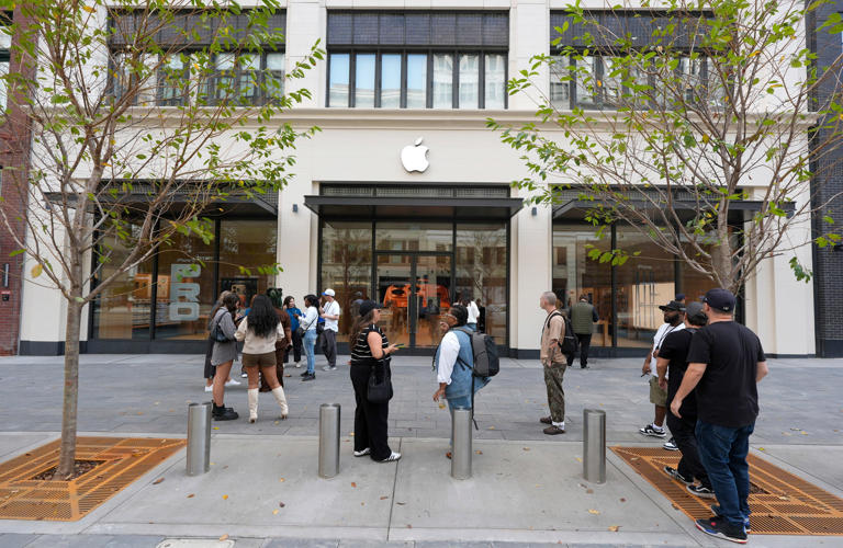 Downtown Detroit Apple Store opens after years of waiting
