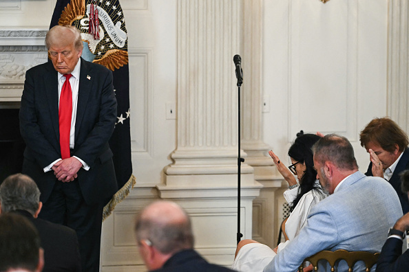 ‘One Way to Make Your Hands Look Bigger’: Trump’s Praying Photo Blows ...
