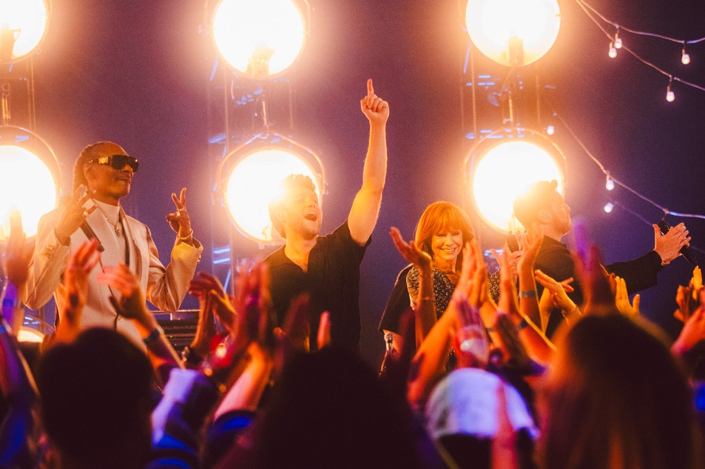 Watch Niall Horan, Reba McEntire, Michael Bublé, Snoop Dogg Cover ‘The ...