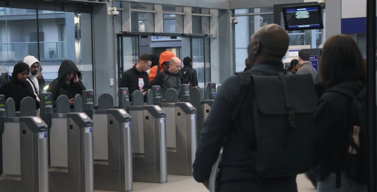 Revealed: Contactless bank card scam letting 26,000 fare dodgers travel ...