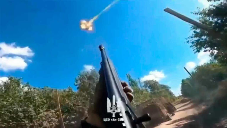 På video: SBU-tropper skyder FPV-drone ned med riffel under forfølgelse ...