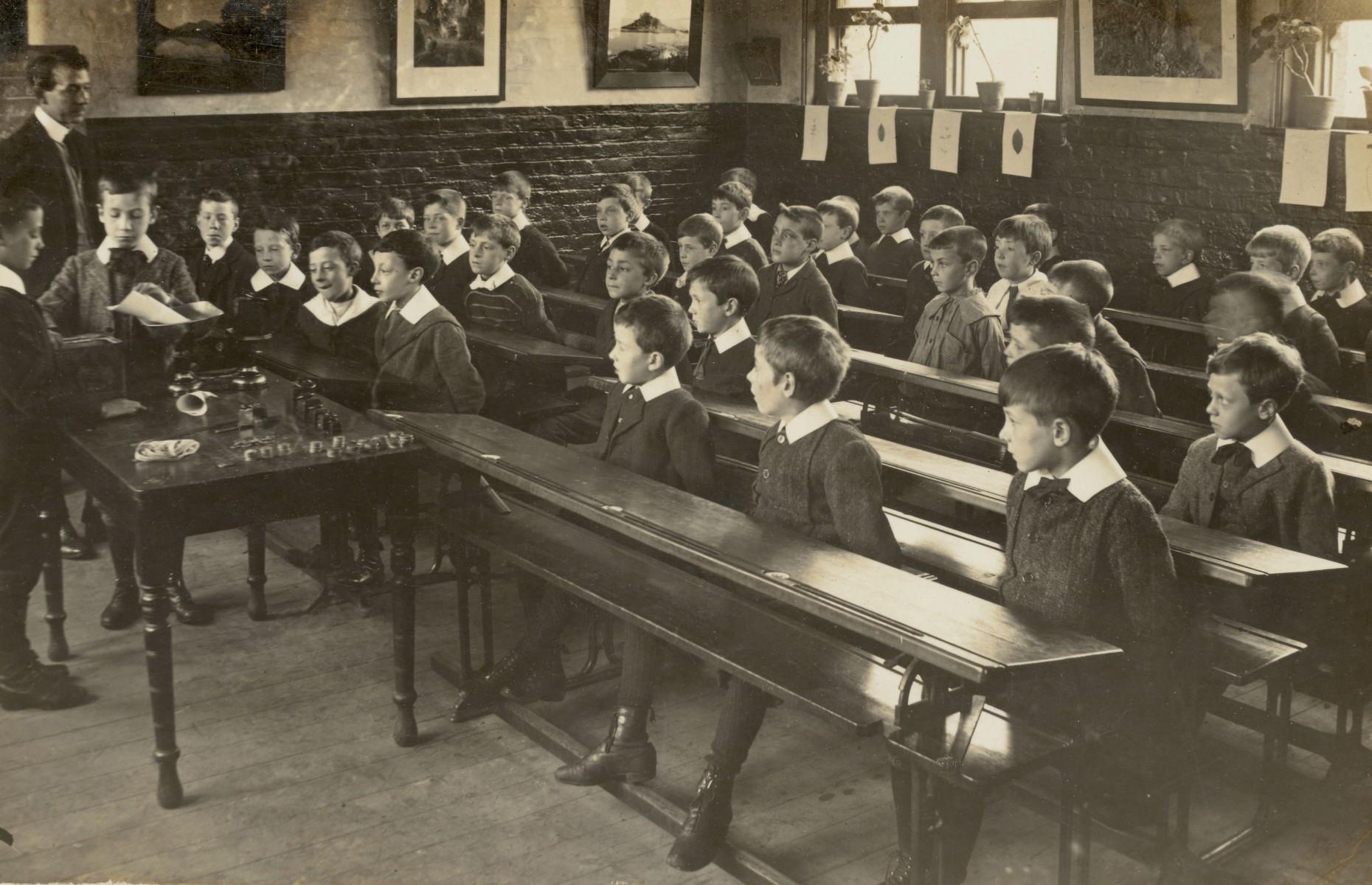 Incredible vintage photos show what British classrooms used to look like
