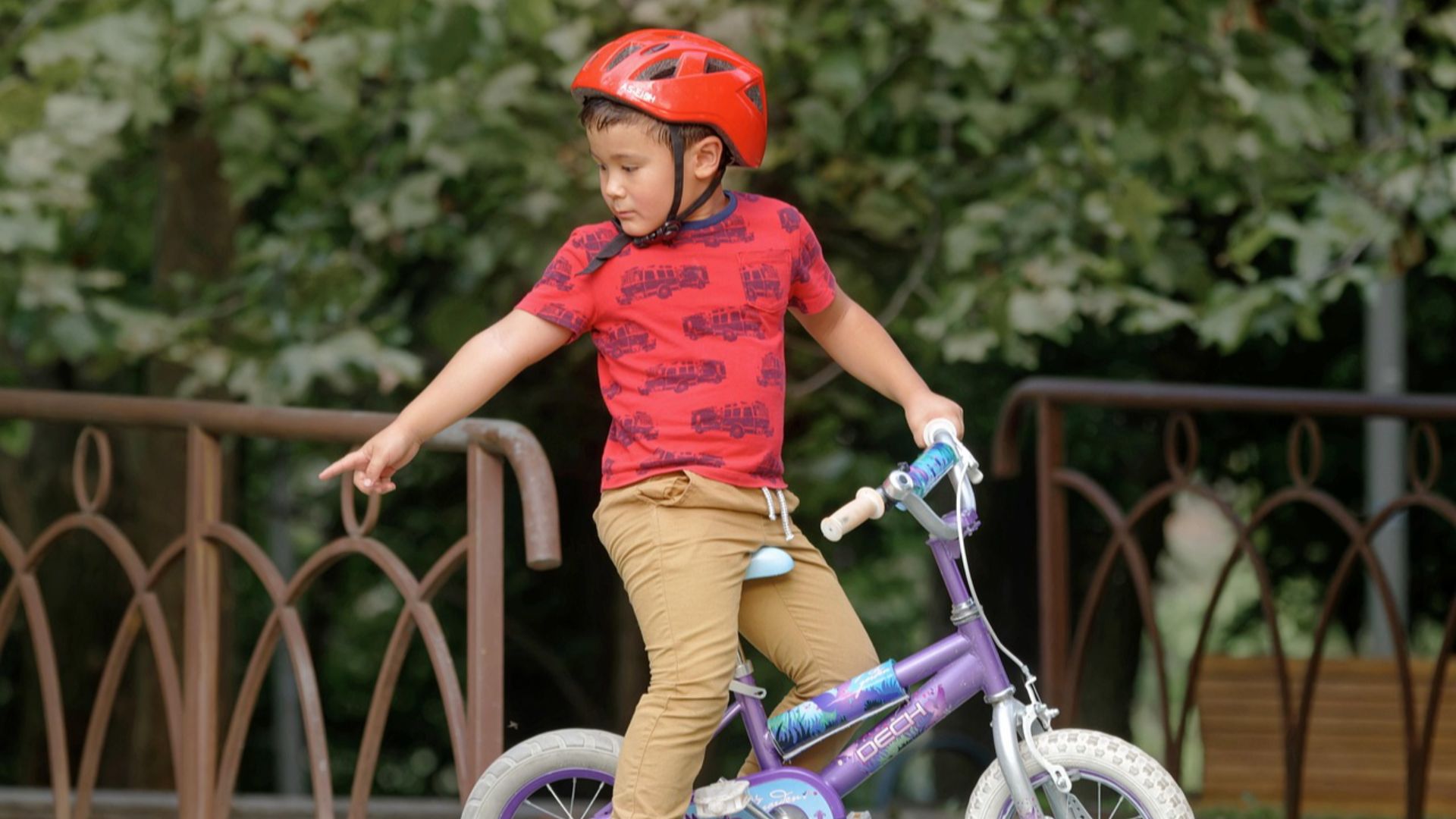 10 Signs You Were The Favorite Child & 10 Signs You Weren't
