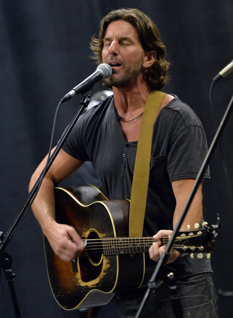 Inside Brett James' family life with wife and 4 kids after Grammy-winning songwriter dies in ...